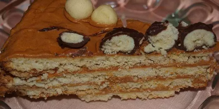 शॉर्टब्रेड केक और उबले हुए कंडेंस्ड मिल्क से बना केक का एक टुकड़ा