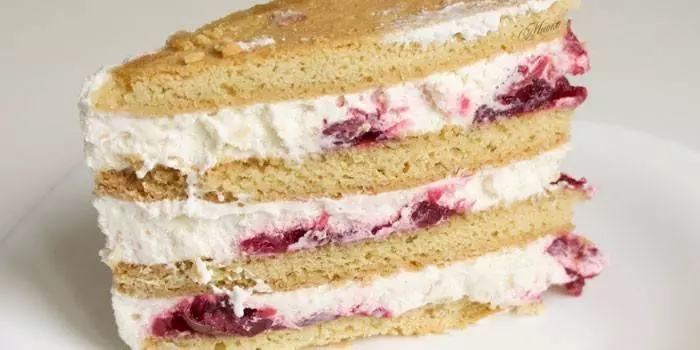 Shortbread cake with cherries and sour cream