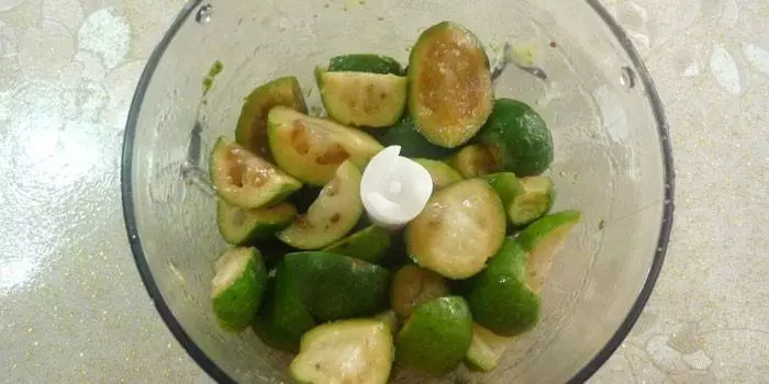 切碎机中的 Feijoa 碎片