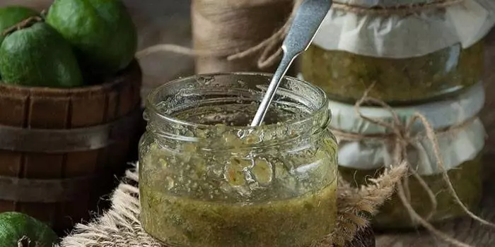 किसलेले feijoa फळे सह jars