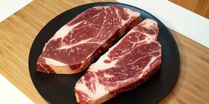Két szelet márványos marhahús steakhez