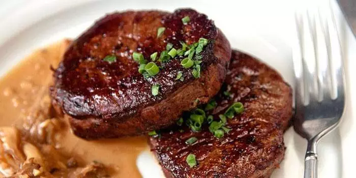 Két filé mignon steak egy tányéron