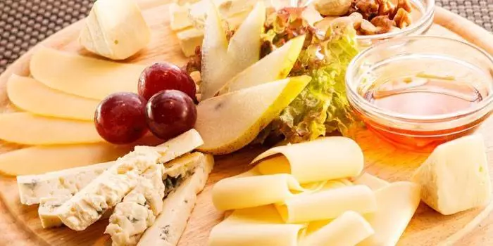 צלחת גבינה - הרכב המבחר וכיצד לקשט יפה לשולחן חגיגי עם תמונה