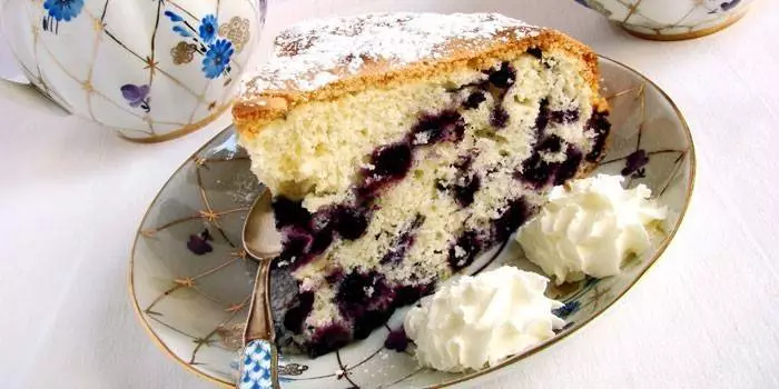 Hiwain ng blueberry sponge cake
