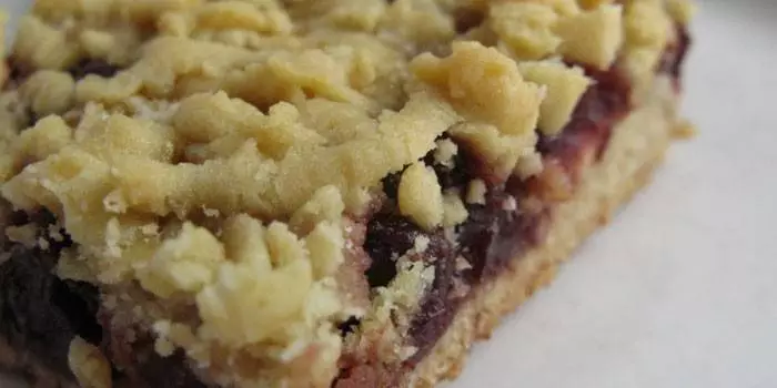 Pie kue shortcrust parat kanthi isi blueberry