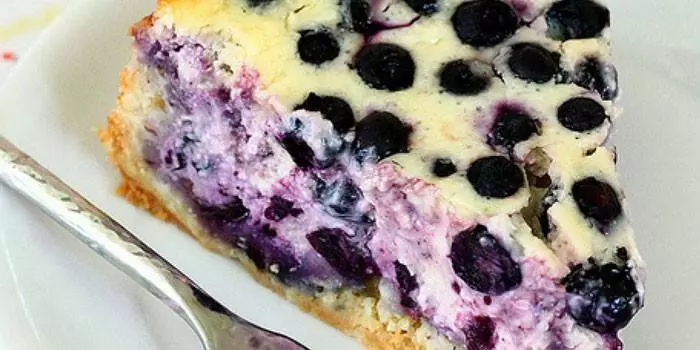 Yanke na kek ɗin blueberry tare da cika kirim mai tsami