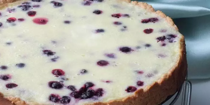 Handa na shortcrust pastry pie na may kulay-gatas at pagpuno ng blueberry