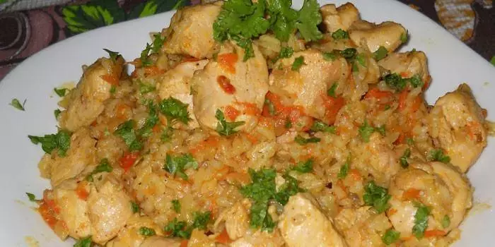 Peito de frango pilaf no prato