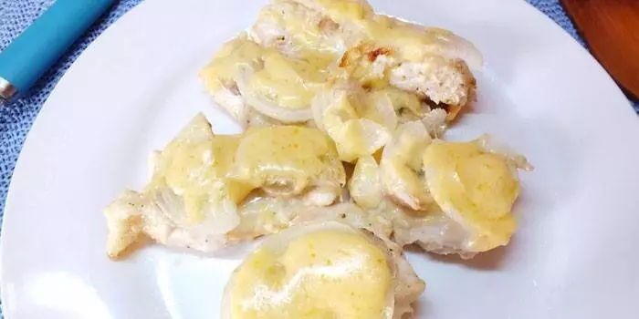 Pedaços de filé de frango com queijo