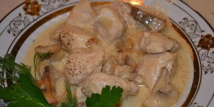 Filé de frango com cogumelos em molho cremoso