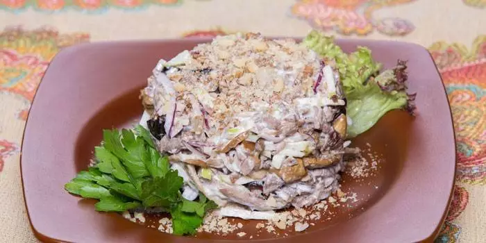 Salad Boyarsky karo daging sapi sing digodhog ing piring