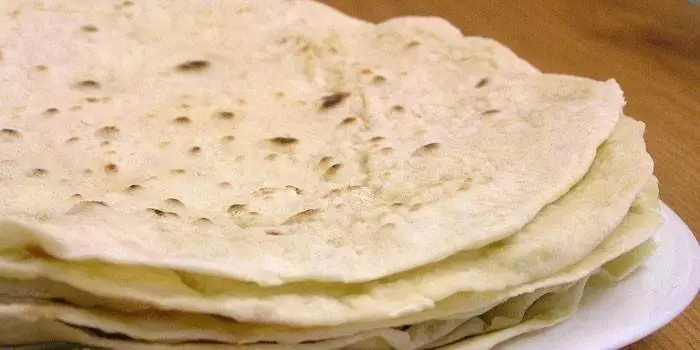 Pane pita sottile su un piatto