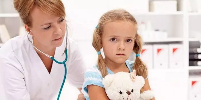 Menina na consulta médica