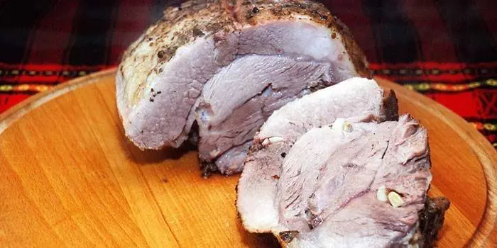 Готова свињска кувана свињетина маринирана у сланој саламури