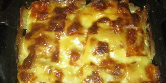 Ang casserole na may tuktok ng keso