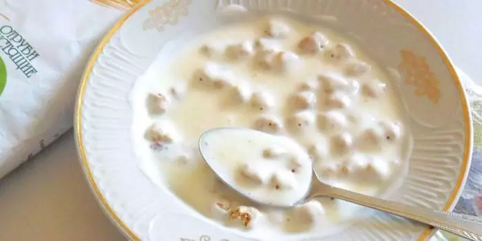 Med hjemmelavet yoghurt i en tallerken
