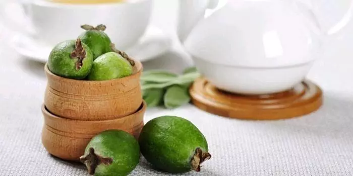 Feijoa boomvruchten in een houten kom en op een tafel