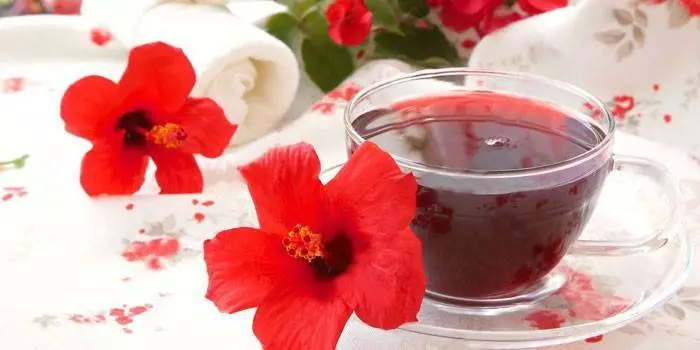 Հիբիսկուսի թեյ բաժակի մեջ և հիբիսկուսի ծաղիկներ
