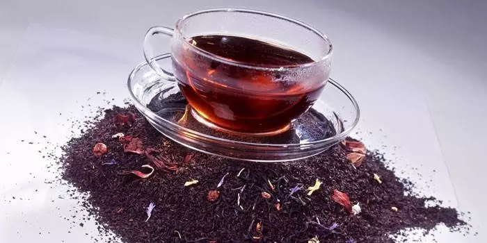 Unha cunca de té nun portaobxectos de té seco