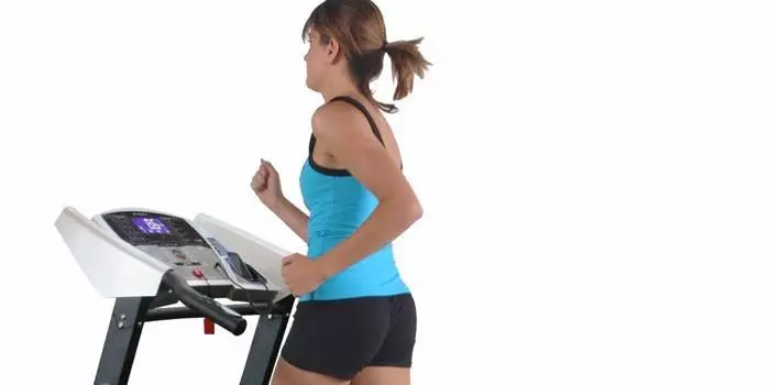 Meisje op in treadmill