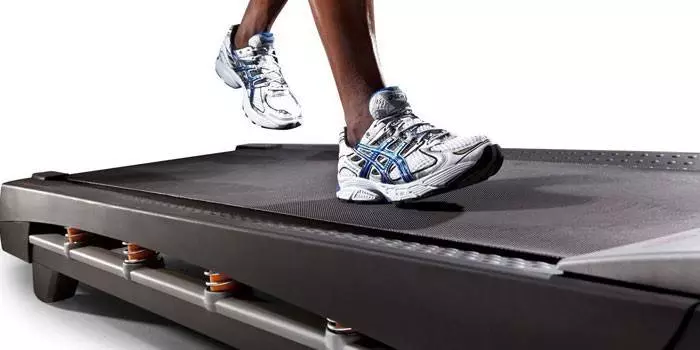 Pria di treadmill