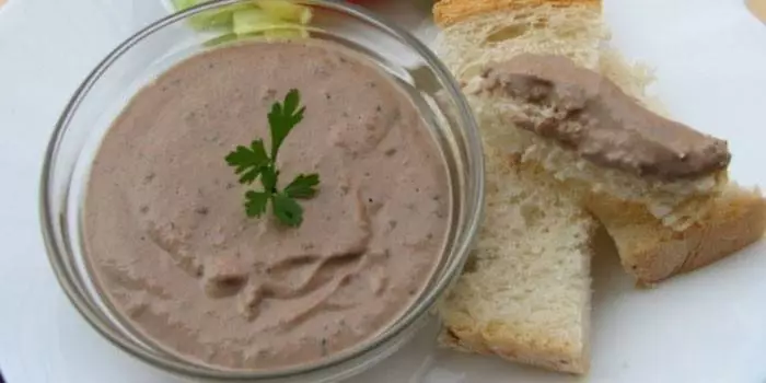 Paté de fígado listo nun prato e en pan