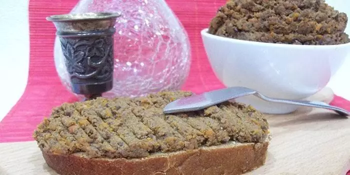 Paté de hígado con zanahorias en pan y en un plato