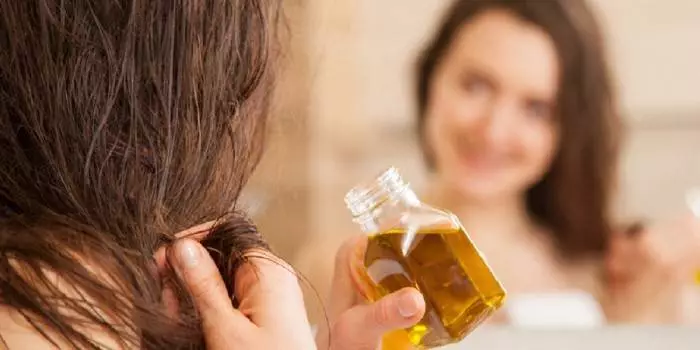 Nanášení vlasových olejů