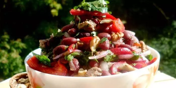 Fasulye ve sebze ile Tiflis salatası