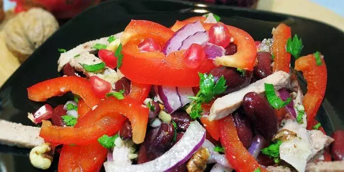 Tbilisi salad with chicken, tomatoes and onions
