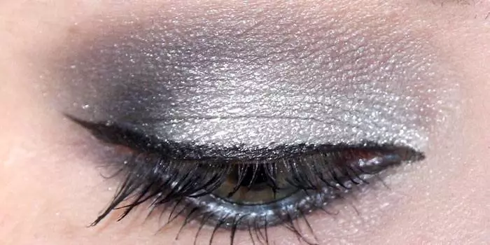 Eye makeup using cream eyeshadow