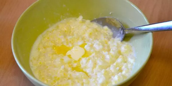 فرنی شیر تهیه شده از برنج و ارزن دوستی با کره