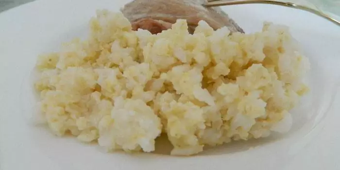 Porridge Fisakaizam-bary sy millet eo ambonin'ny rano