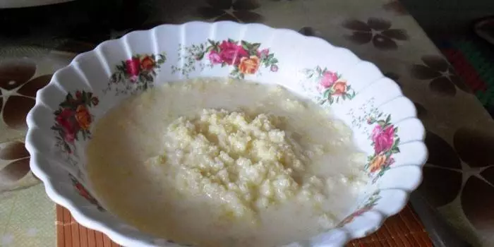 Yakagadzirira-yakagadzirwa mukaka porridge Hushamwari ne mapira