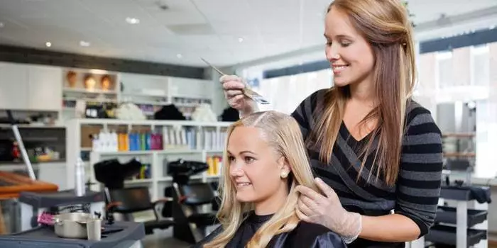 Hairdresser jiżbgħu xagħar tal-klijent