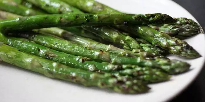თეფშზე მოხარშული asparagus