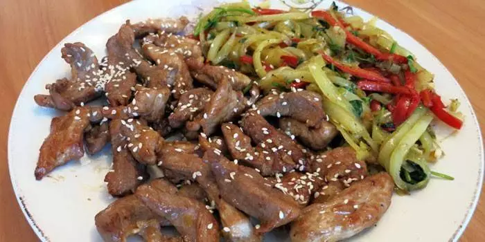 Vipande vya nyama vya kukaanga kwenye mchuzi wa teriyaki na mboga