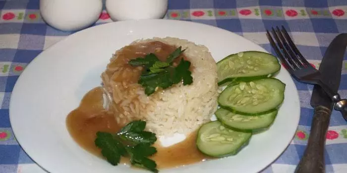 Arroz hervido con salsa teriyaki en un plato