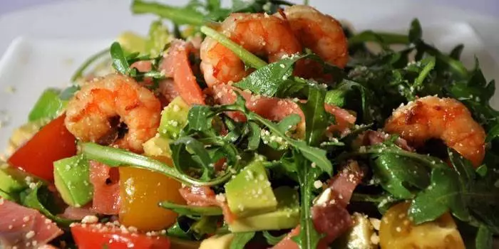 Ensalada de mariscos y verduras aliñada con salsa teriyaki