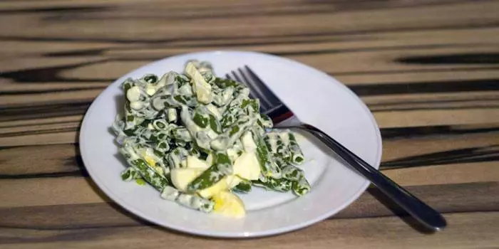 Ensalada de judías verdes con huevo en un plato