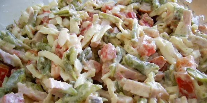 Salade de haricots verts avec mayonnaise et jambon