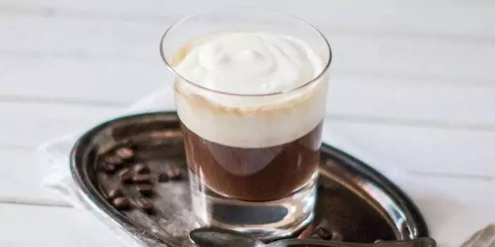 Kafe e gatshme irlandeze në një gotë