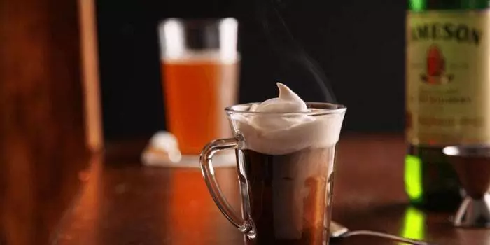 ირლანდიური ყავა ნაღებით ჭიქაში