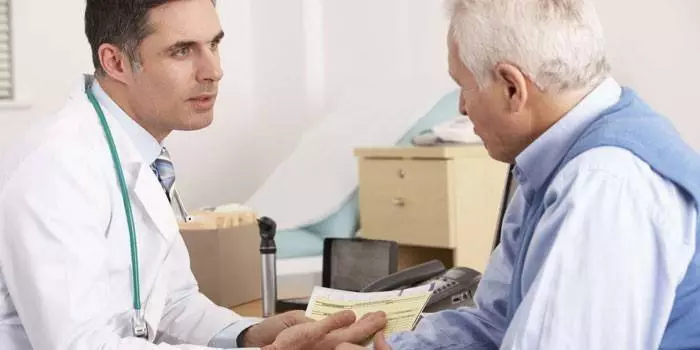 Gados vecs vīrietis runā ar ārstu