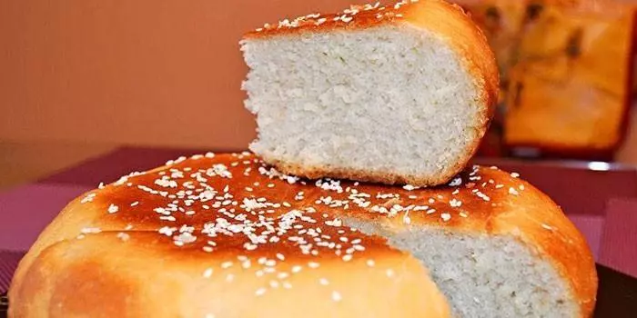 Pane di grano fatto in casa con semi di sesamo