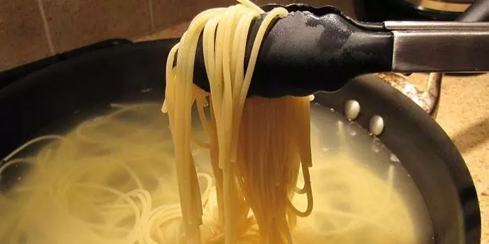 Spaghetti in a saucepan