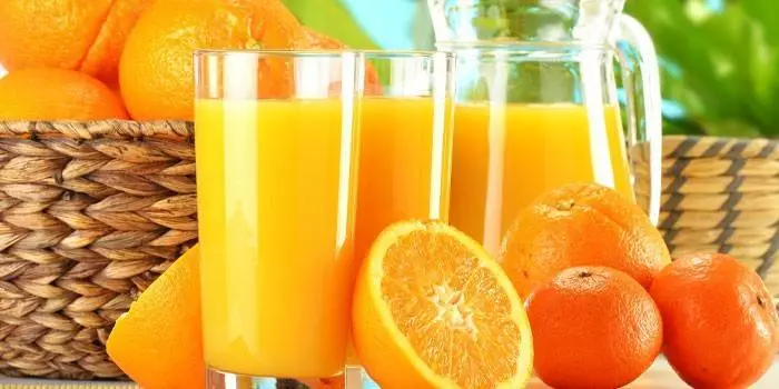 在醒酒器和玻璃杯中的橙汁，柑橘类水果