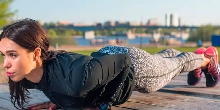 Menina fazendo um exercício