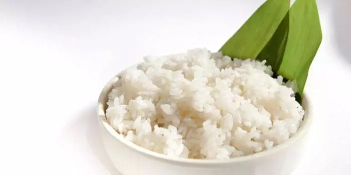 Відварений рис в тарілці