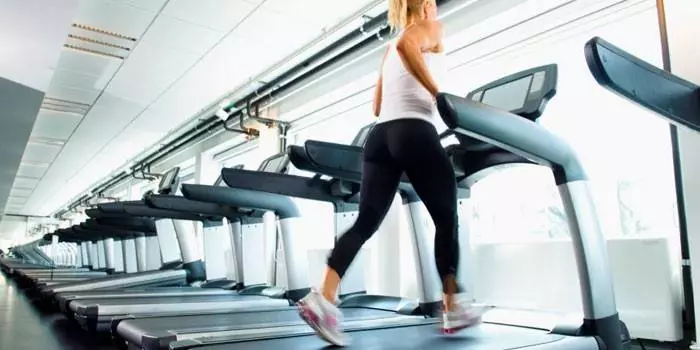 Gadis di gim di treadmill